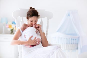 9 Tips to Make Night Feeding Baby Easier (Whether You're Breastfeeding ...